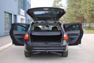 Black Volvo V70 2007 in Riga, with an engine capacity of 2.40 L and mileage of 336 thousand km for 3390 €, photo 9 on AUTOMOTO.COM.LV