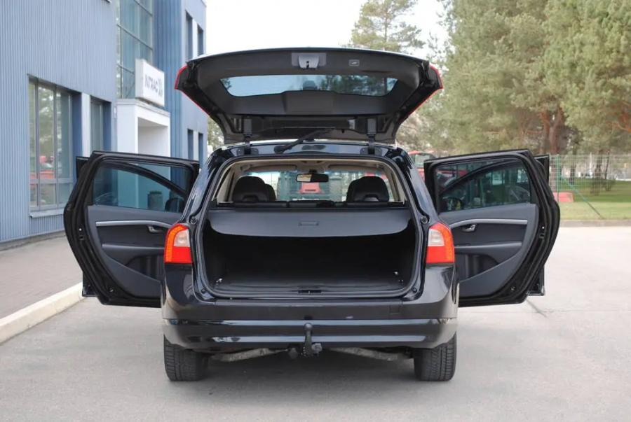 Black Volvo V70 2007 in Riga, with an engine capacity of 2.40 L and mileage of 336 thousand km for 3390 €, photo 9 on AUTOMOTO.COM.LV