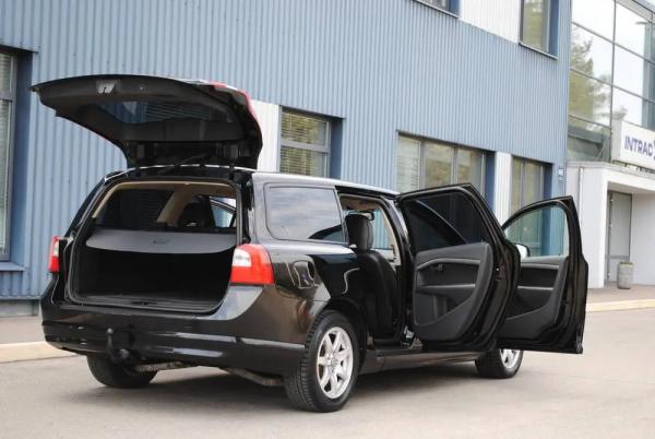 Black Volvo V70 2007 in Riga, with an engine capacity of 2.40 L and mileage of 336 thousand km for 3390 €, photo 9 on AUTOMOTO.COM.LV