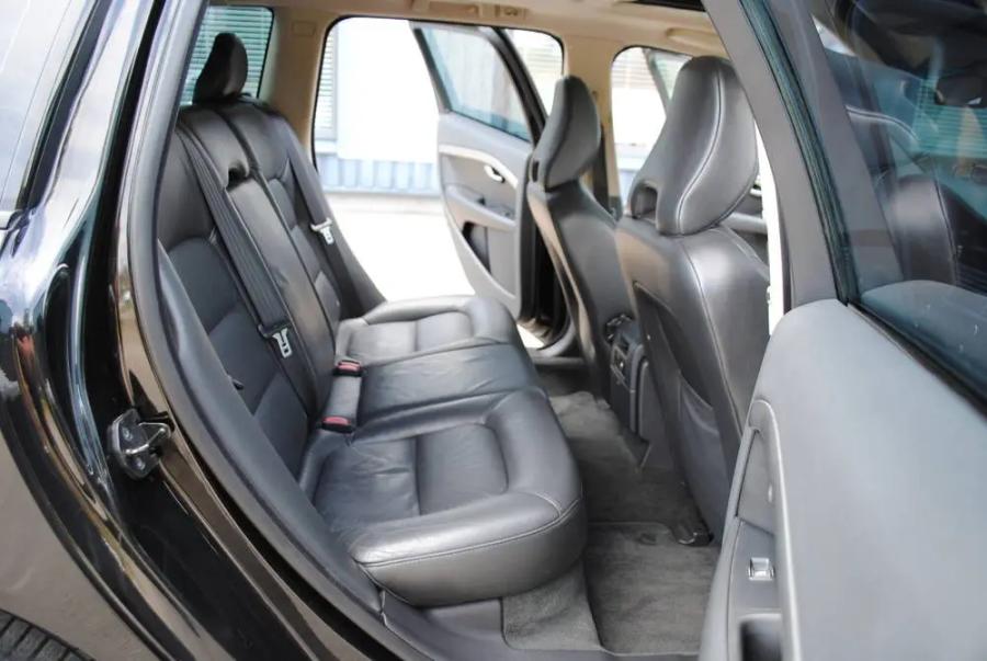 Black Volvo V70 2007 in Riga, with an engine capacity of 2.40 L and mileage of 336 thousand km for 3390 €, photo 12 on AUTOMOTO.COM.LV
