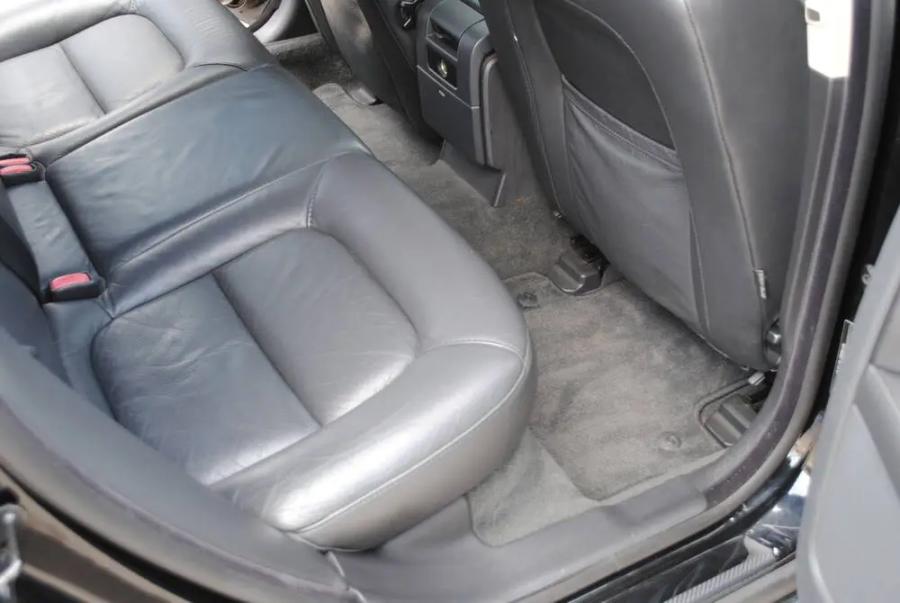 Black Volvo V70 2007 in Riga, with an engine capacity of 2.40 L and mileage of 336 thousand km for 3390 €, photo 13 on AUTOMOTO.COM.LV
