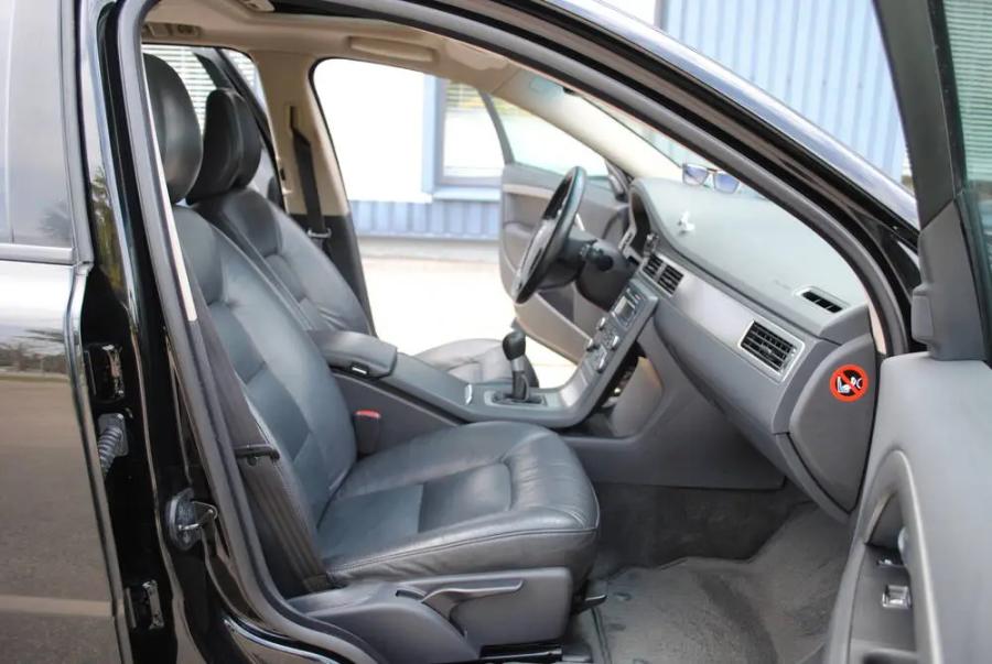 Black Volvo V70 2007 in Riga, with an engine capacity of 2.40 L and mileage of 336 thousand km for 3390 €, photo 14 on AUTOMOTO.COM.LV