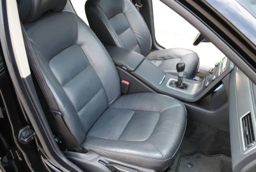Black Volvo V70 2007 in Riga, with an engine capacity of 2.40 L and mileage of 336 thousand km for 3390 €, photo 15 on AUTOMOTO.COM.LV