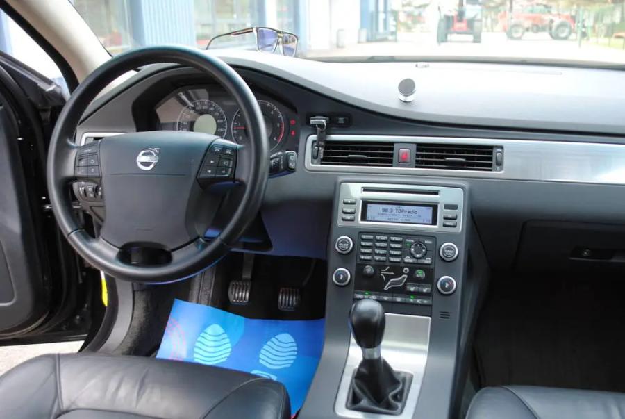 Black Volvo V70 2007 in Riga, with an engine capacity of 2.40 L and mileage of 336 thousand km for 3390 €, photo 16 on AUTOMOTO.COM.LV