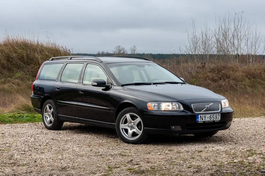 Black Volvo V70 2007 in Riga, with an engine capacity of 2.40 L and mileage of 323 thousand km for 3995 €, photo 1 on AUTOMOTO.COM.LV