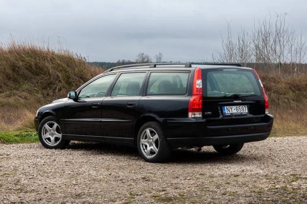 Melns Volvo V70 2007 Rīga, ar dzinēja tilpumu 2.40 L un nobraukumu 323 tūkst. km par 3995 €, foto 2 vietnē AUTOMOTO.COM.LV