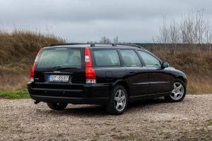 Black Volvo V70 2007 in Riga, with an engine capacity of 2.40 L and mileage of 323 thousand km for 3995 €, photo 5 on AUTOMOTO.COM.LV