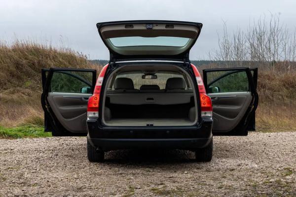 Melns Volvo V70 2007 Rīga, ar dzinēja tilpumu 2.40 L un nobraukumu 323 tūkst. km par 3995 €, foto 5 vietnē AUTOMOTO.COM.LV