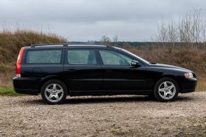 Black Volvo V70 2007 in Riga, with an engine capacity of 2.40 L and mileage of 323 thousand km for 3995 €, photo 10 on AUTOMOTO.COM.LV