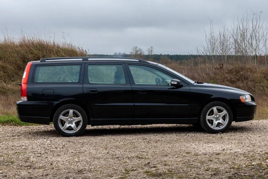 Black Volvo V70 2007 in Riga, with an engine capacity of 2.40 L and mileage of 323 thousand km for 3995 €, photo 10 on AUTOMOTO.COM.LV
