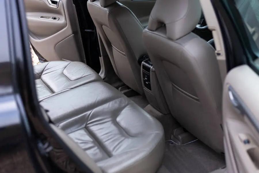 Black Volvo V70 2007 in Riga, with an engine capacity of 2.40 L and mileage of 323 thousand km for 3995 €, photo 13 on AUTOMOTO.COM.LV