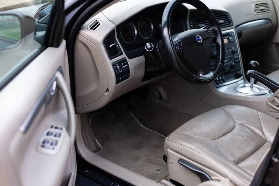Black Volvo V70 2007 in Riga, with an engine capacity of 2.40 L and mileage of 323 thousand km for 3995 €, photo 14 on AUTOMOTO.COM.LV