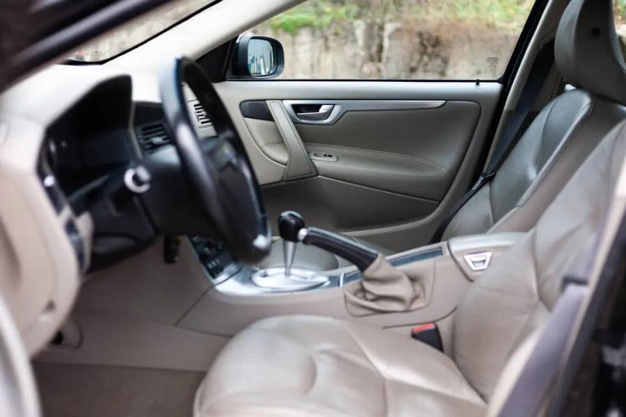 Black Volvo V70 2007 in Riga, with an engine capacity of 2.40 L and mileage of 323 thousand km for 3995 €, photo 16 on AUTOMOTO.COM.LV