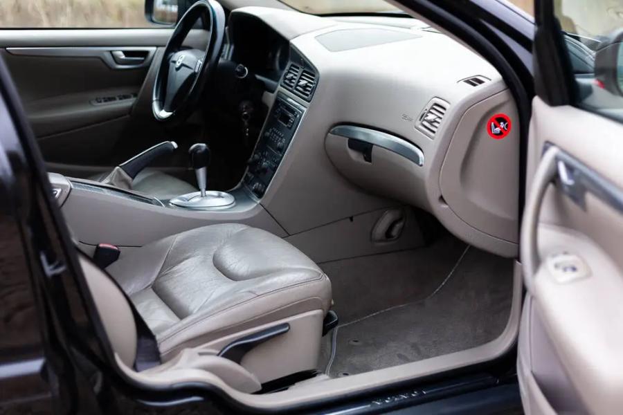 Black Volvo V70 2007 in Riga, with an engine capacity of 2.40 L and mileage of 323 thousand km for 3995 €, photo 17 on AUTOMOTO.COM.LV