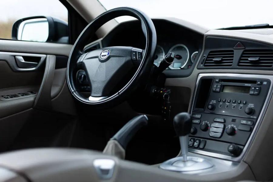 Black Volvo V70 2007 in Riga, with an engine capacity of 2.40 L and mileage of 323 thousand km for 3995 €, photo 18 on AUTOMOTO.COM.LV