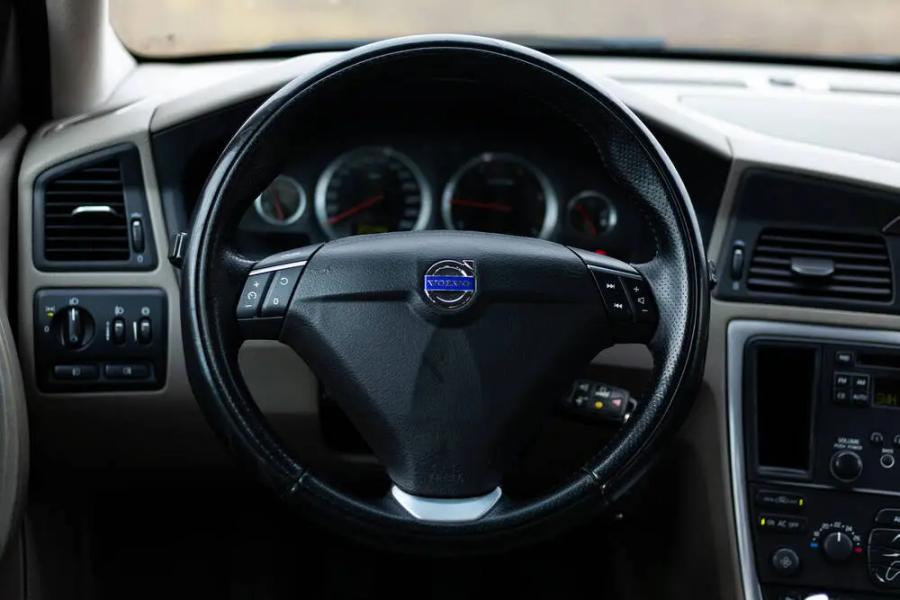 Black Volvo V70 2007 in Riga, with an engine capacity of 2.40 L and mileage of 323 thousand km for 3995 €, photo 20 on AUTOMOTO.COM.LV