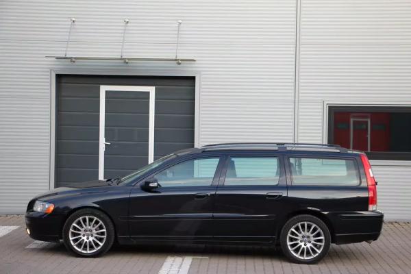 Black Volvo V70 2007 in Marupe, with an engine capacity of 2.40 L and mileage of 330 thousand km for 3750 €, photo 7 on AUTOMOTO.COM.LV