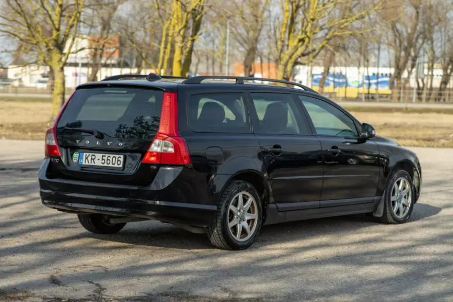 Melns Volvo V70 2007 Liepāja, ar dzinēja tilpumu 2.40 L un nobraukumu 426 tūkst. km par 2000 €, foto 5 vietnē AUTOMOTO.COM.LV