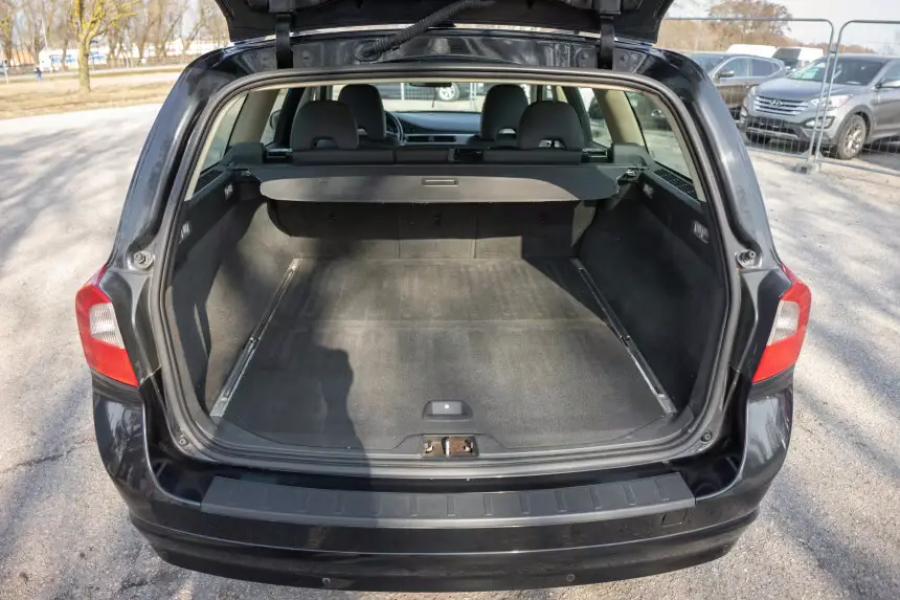Melns Volvo V70 2007 Liepāja, ar dzinēja tilpumu 2.40 L un nobraukumu 426 tūkst. km par 2000 €, foto 12 vietnē AUTOMOTO.COM.LV