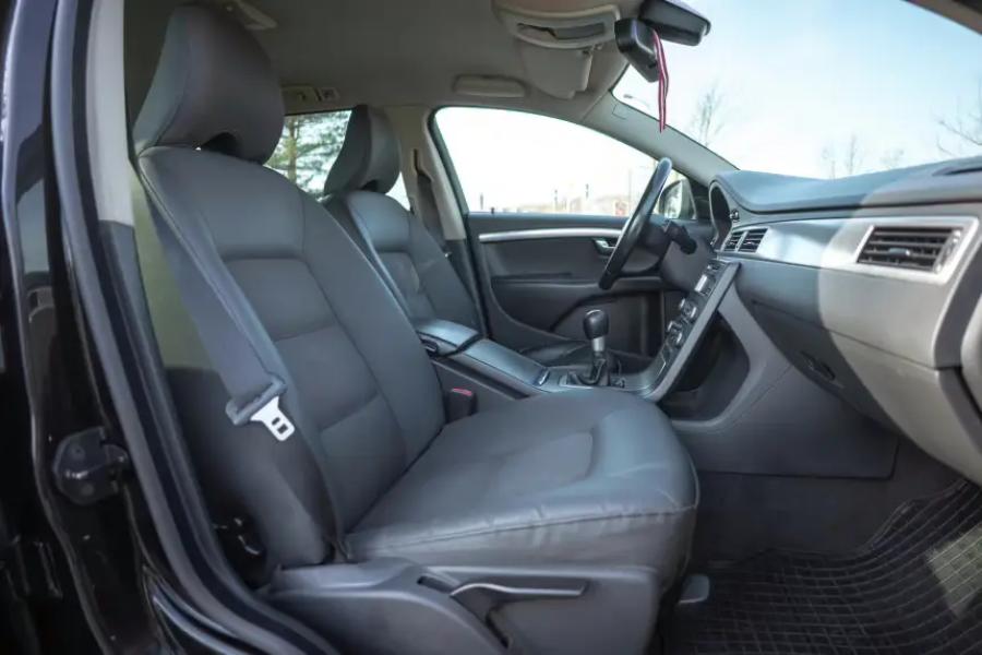 Melns Volvo V70 2007 Liepāja, ar dzinēja tilpumu 2.40 L un nobraukumu 426 tūkst. km par 2000 €, foto 14 vietnē AUTOMOTO.COM.LV