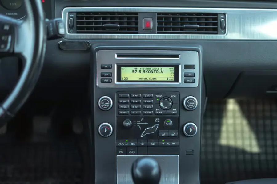 Melns Volvo V70 2007 Liepāja, ar dzinēja tilpumu 2.40 L un nobraukumu 426 tūkst. km par 2000 €, foto 17 vietnē AUTOMOTO.COM.LV