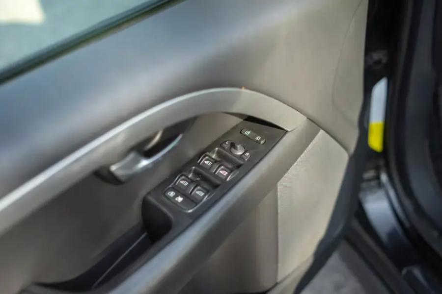 Melns Volvo V70 2007 Liepāja, ar dzinēja tilpumu 2.40 L un nobraukumu 426 tūkst. km par 2000 €, foto 22 vietnē AUTOMOTO.COM.LV