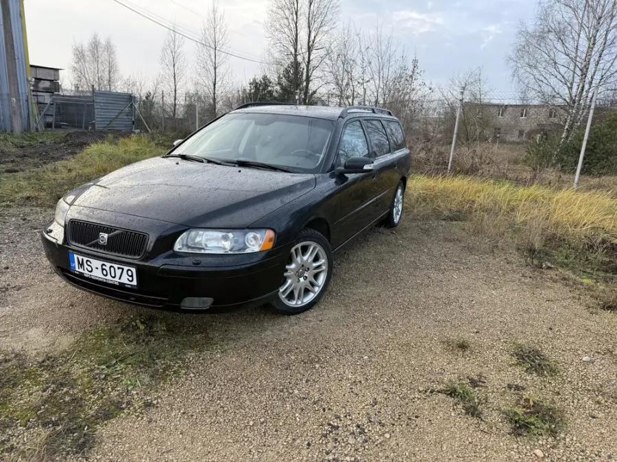 Black Volvo V70 2007 in Riga, with an engine capacity of 2.40 L and mileage of 377 thousand km for 1990 €, photo 1 on AUTOMOTO.COM.LV