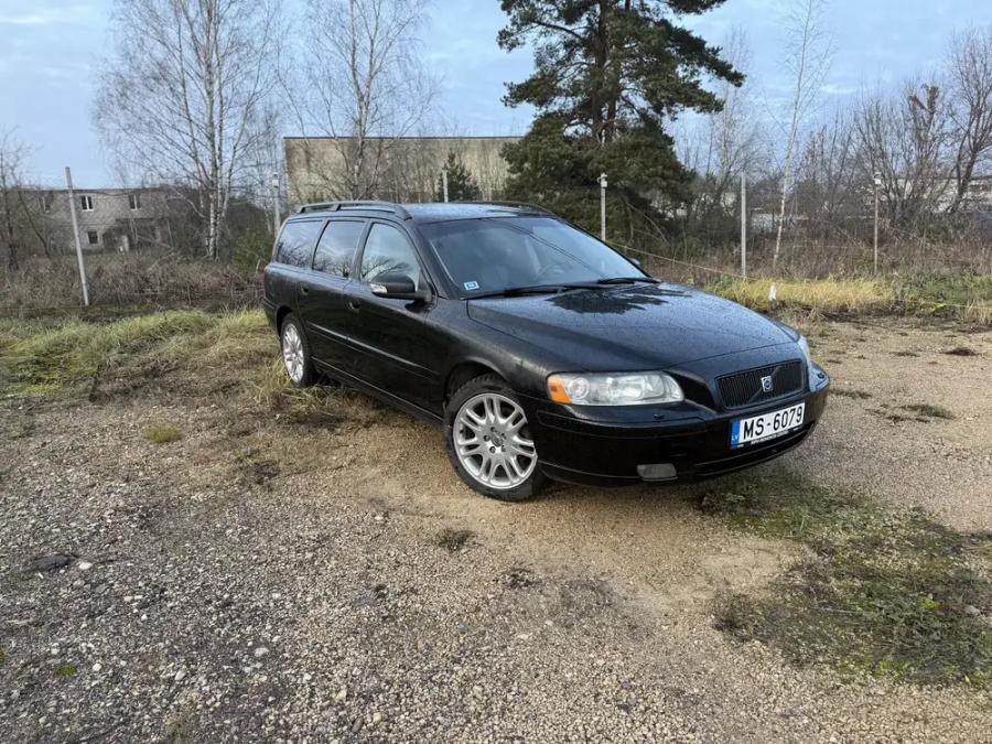 Black Volvo V70 2007 in Riga, with an engine capacity of 2.40 L and mileage of 377 thousand km for 1990 €, photo 3 on AUTOMOTO.COM.LV