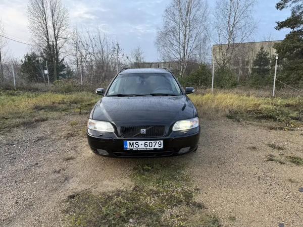 Black Volvo V70 2007 in Riga, with an engine capacity of 2.40 L and mileage of 377 thousand km for 1990 €, photo 3 on AUTOMOTO.COM.LV
