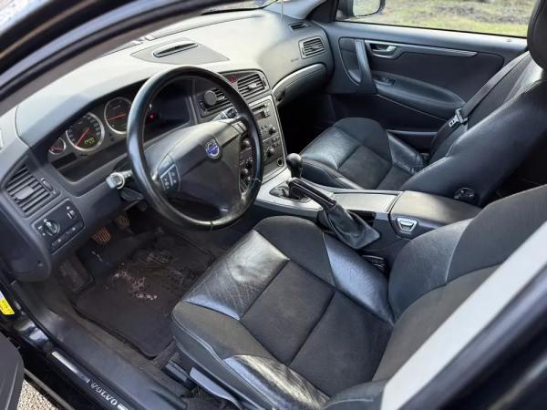Black Volvo V70 2007 in Riga, with an engine capacity of 2.40 L and mileage of 377 thousand km for 1990 €, photo 7 on AUTOMOTO.COM.LV