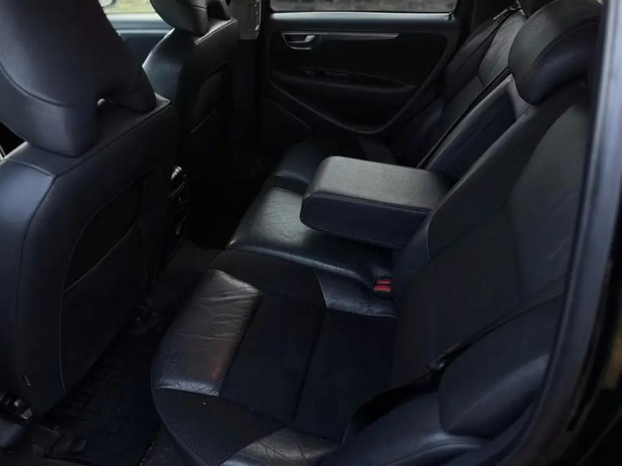 Black Volvo V70 2007 in Riga, with an engine capacity of 2.40 L and mileage of 377 thousand km for 1990 €, photo 9 on AUTOMOTO.COM.LV