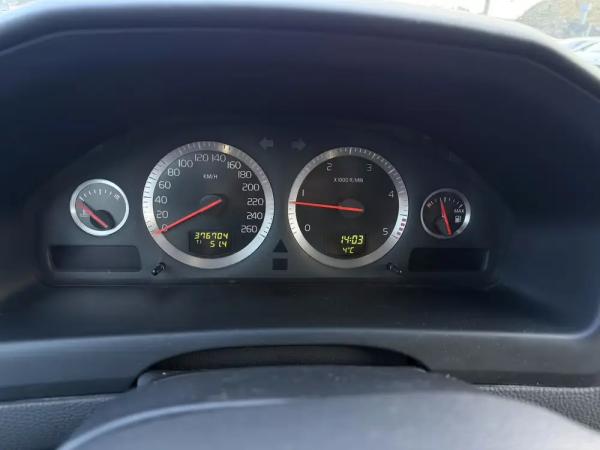 Black Volvo V70 2007 in Riga, with an engine capacity of 2.40 L and mileage of 377 thousand km for 1990 €, photo 9 on AUTOMOTO.COM.LV