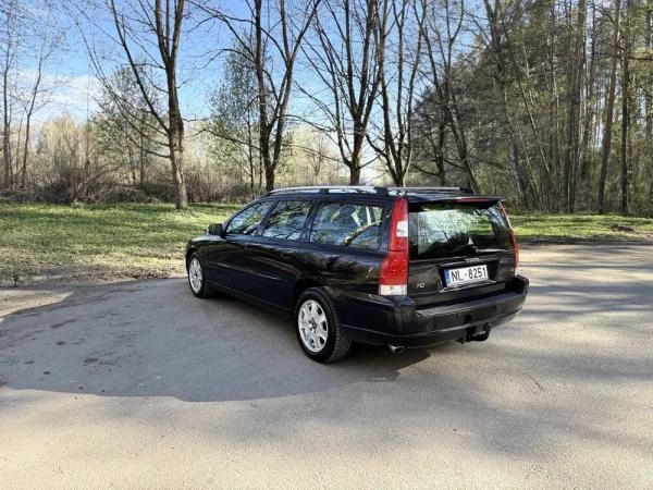 Black Volvo V70 2007 in Riga, with an engine capacity of 2.40 L and mileage of 335 thousand km for 2690 €, photo 6 on AUTOMOTO.COM.LV
