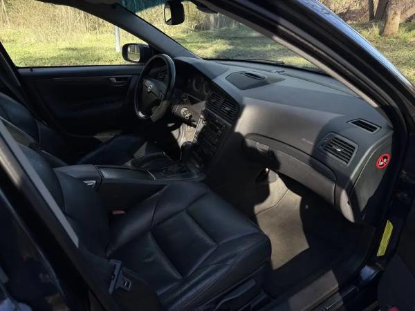 Black Volvo V70 2007 in Riga, with an engine capacity of 2.40 L and mileage of 335 thousand km for 2690 €, photo 9 on AUTOMOTO.COM.LV