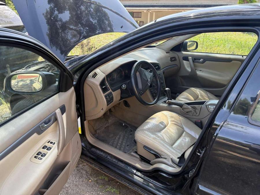 Melns Volvo V70 2007 Prienai, ar dzinēja tilpumu 2.44 L un nobraukumu 350 tūkst. km par 950 €, foto 8 vietnē AUTOMOTO.COM.LV