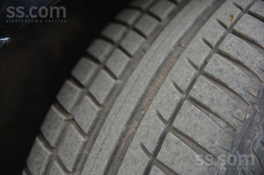 Black Volvo V70 2007 in Riga, with an engine capacity of 2.40 L and mileage of 287 thousand km for 3200 €, photo 7 on AUTOMOTO.COM.LV