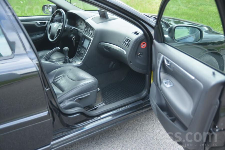 Black Volvo V70 2007 in Riga, with an engine capacity of 2.40 L and mileage of 287 thousand km for 3200 €, photo 14 on AUTOMOTO.COM.LV
