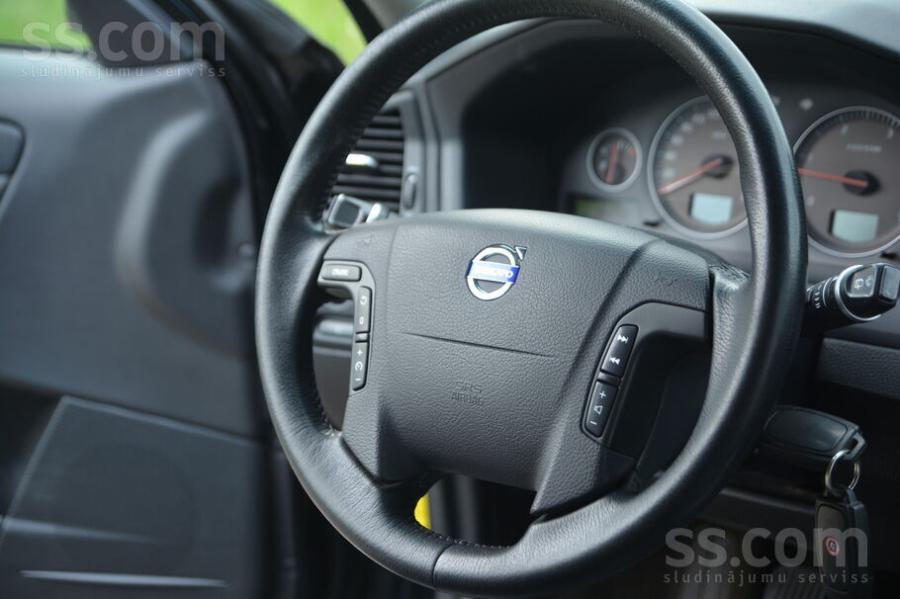 Black Volvo V70 2007 in Riga, with an engine capacity of 2.40 L and mileage of 287 thousand km for 3200 €, photo 16 on AUTOMOTO.COM.LV