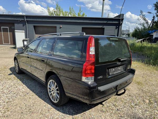 Melns Volvo V70 2007 Alīta, ar dzinēja tilpumu 2.40 L un nobraukumu 310 tūkst. km par 2450 €, foto 3 vietnē AUTOMOTO.COM.LV
