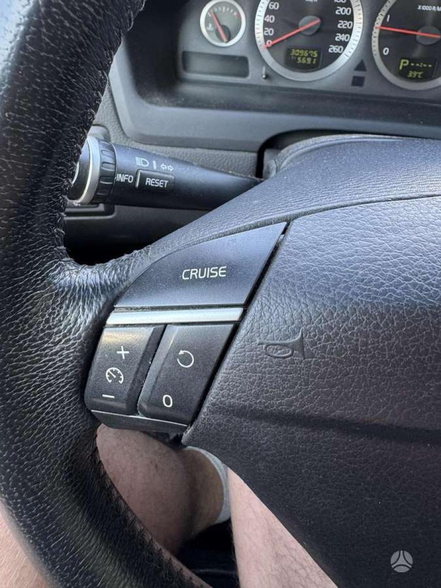 Melns Volvo V70 2007 Alīta, ar dzinēja tilpumu 2.40 L un nobraukumu 310 tūkst. km par 2450 €, foto 16 vietnē AUTOMOTO.COM.LV