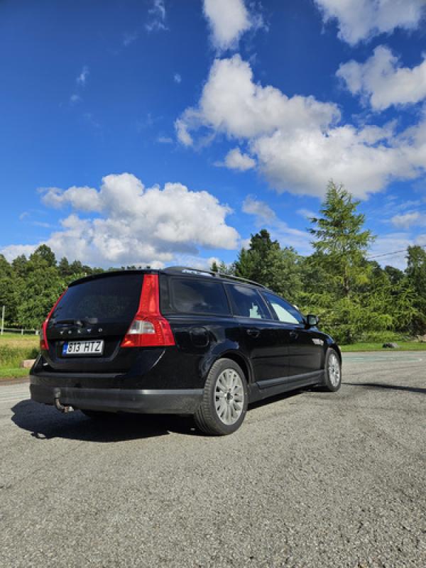 Black Volvo V70 2007 in Rakvere, with an engine capacity of 2.40 L and mileage of 417 thousand km for 4200 €, photo 4 on AUTOMOTO.COM.LV