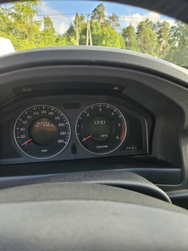 Black Volvo V70 2007 in Rakvere, with an engine capacity of 2.40 L and mileage of 417 thousand km for 4200 €, photo 9 on AUTOMOTO.COM.LV
