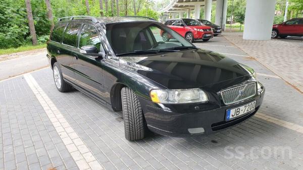 Black Volvo V70 2007 in Riga, with an engine capacity of 2.40 L and mileage of 304 thousand km for 3200 €, photo 1 on AUTOMOTO.COM.LV