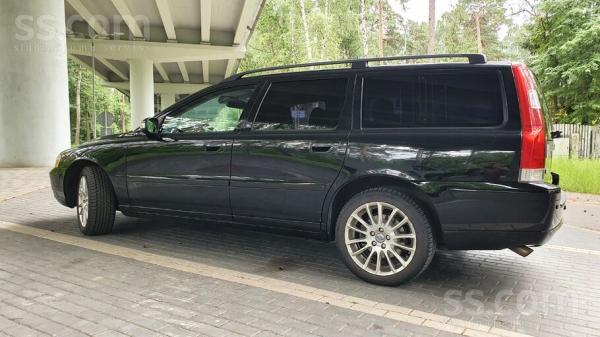 Black Volvo V70 2007 in Riga, with an engine capacity of 2.40 L and mileage of 304 thousand km for 3200 €, photo 4 on AUTOMOTO.COM.LV