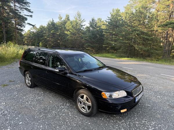 Black Volvo V70 2007 in Tallinn, with an engine capacity of 2.00 L and mileage of 300 thousand km for 2590 €, photo 2 on AUTOMOTO.COM.LV