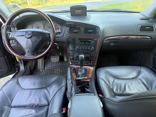 Black Volvo V70 2007 in Tallinn, with an engine capacity of 2.00 L and mileage of 300 thousand km for 2590 €, photo 8 on AUTOMOTO.COM.LV