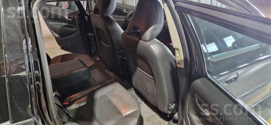 Black Volvo V70 2007 in Riga, with an engine capacity of 2.40 L and mileage of 376 thousand km for 3000 €, photo 10 on AUTOMOTO.COM.LV