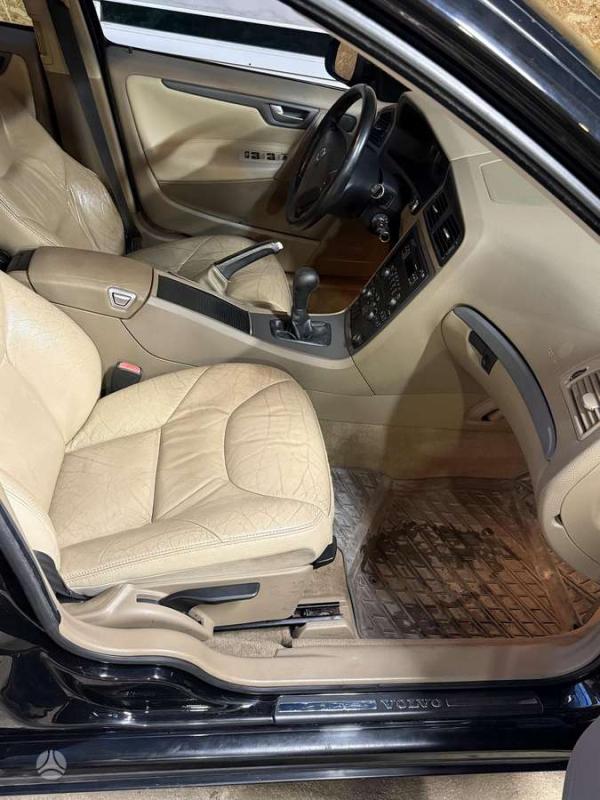 Black Volvo V70 2007 in Jonava, with an engine capacity of 2.40 L and mileage of 325 thousand km for 2300 €, photo 9 on AUTOMOTO.COM.LV