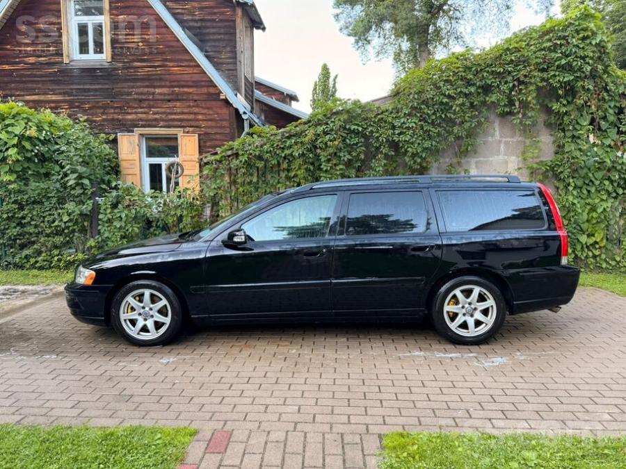 Black Volvo V70 2007 in Riga, with an engine capacity of 2.40 L and mileage of 332 thousand km for 3500 €, photo 4 on AUTOMOTO.COM.LV