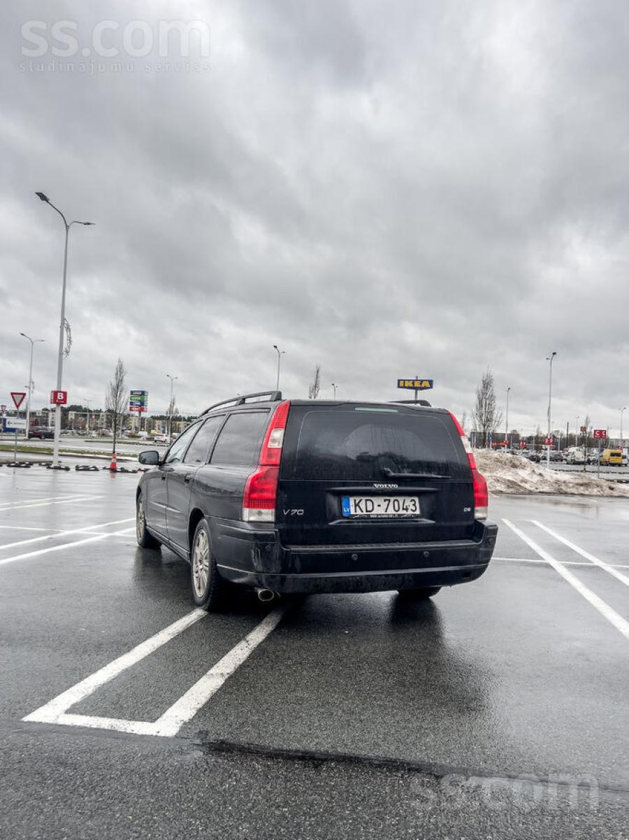 Black Volvo V70 2007 in Preili, with an engine capacity of 2.40 L and mileage of 402 thousand km for 2100 €, photo 9 on AUTOMOTO.COM.LV